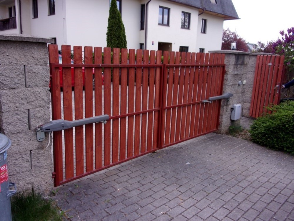 Jaké informace potřebujeme znát pro stanovení ceny dřevěného plotu za metr?